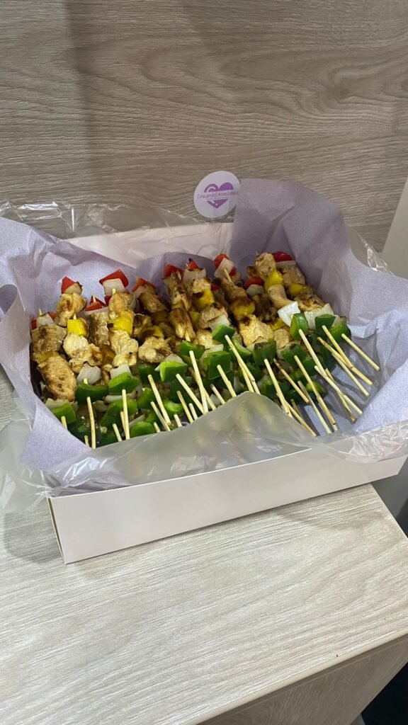 MINI BROCHETAS DE POLLO, PIÑA, PIMIENTO Y CEBOLLA X 25 – Creando Emociones